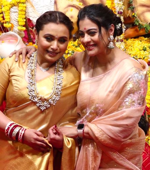 Mask nikalna padega: Kajol teases Jaya Bachchan for not removing her ...