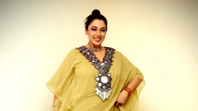 Actress Rupali Ganguly is serving major Christmas vibes in desi avatar ...