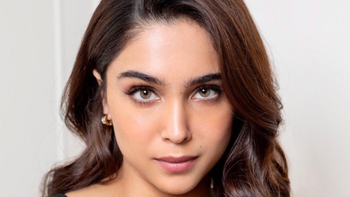 Sharvari Wagh brings smiles to Dadar Flower Market with photographer ...