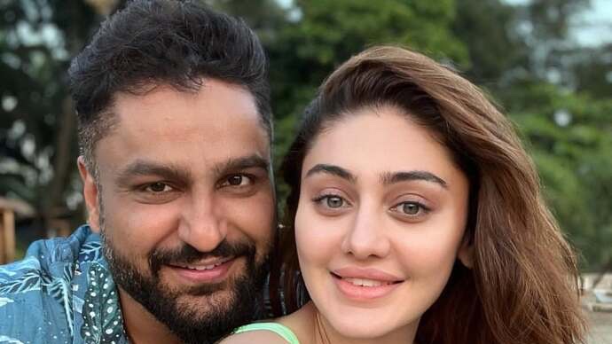 Teary eyed Parag Tyagi performs late wife Shefali Jariwala's Ashthi ...